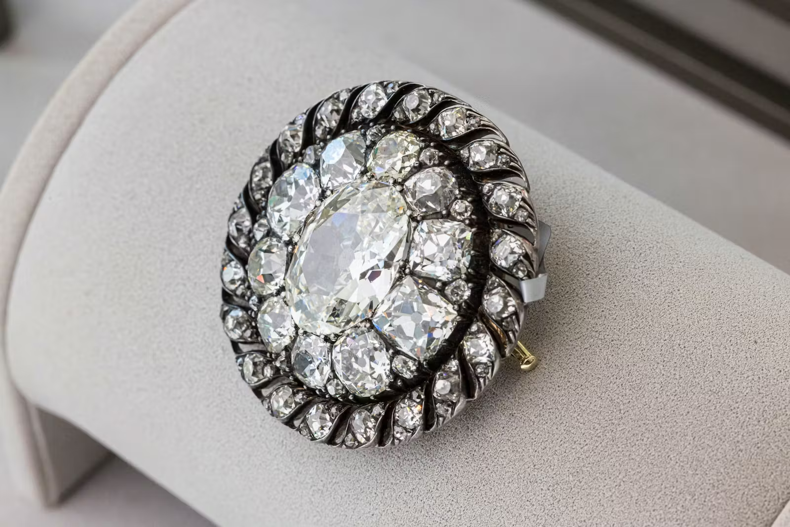 Une broche de Napoléon et une Rolex rarissime ont trouvé preneur ...